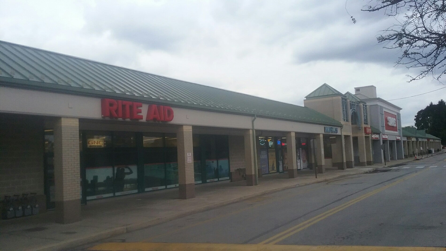 Manoa Shopping Center, 1305 W Chester Pike, Havertown, PA - MapQuest