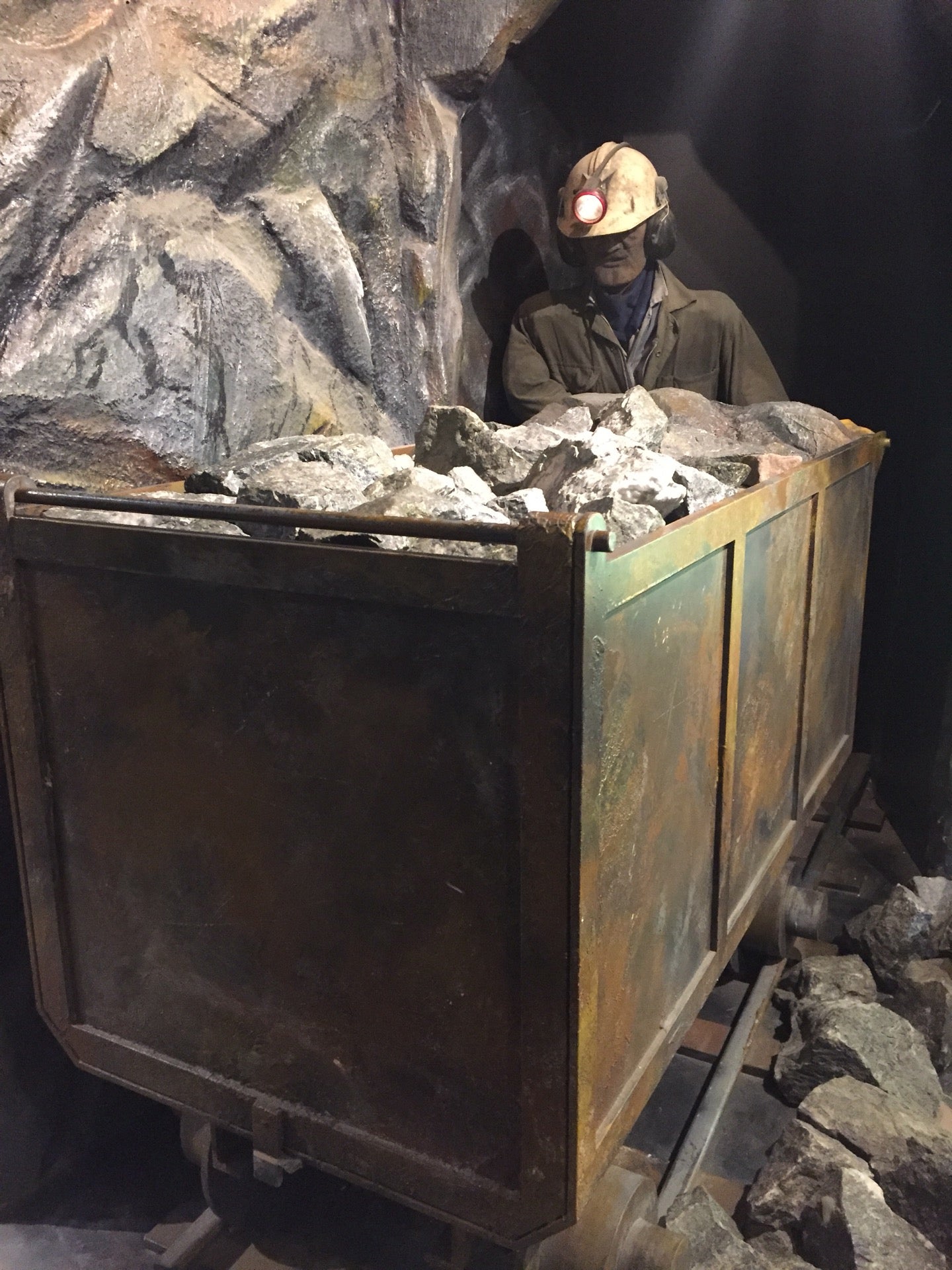 Albert Gilles Copper Art & Museum, 7450 Boulevard Ste-Anne, Château ...