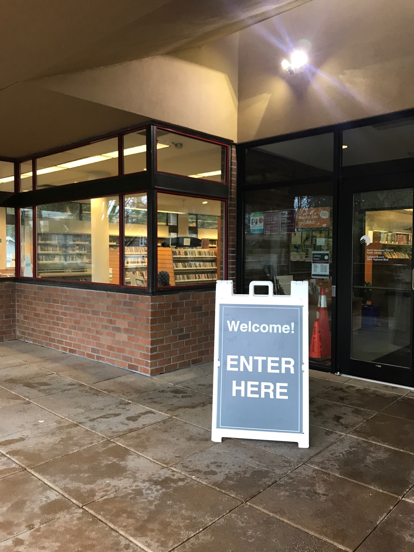 North Vancouver District Library, 3045 Highland Blvd, North Vancouver ...