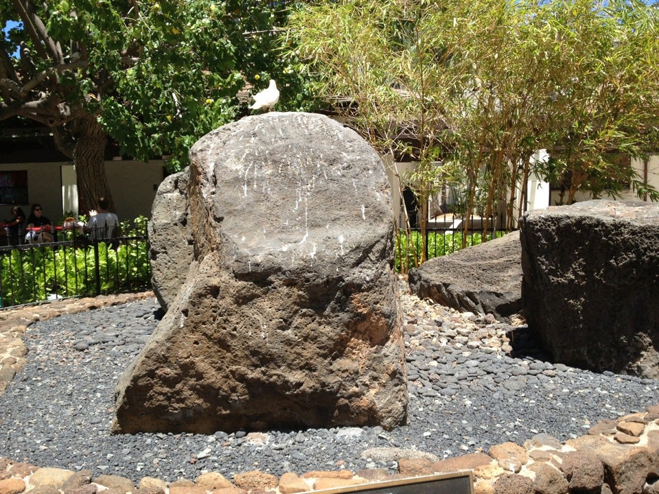 The Stones of Life - Na Pohaku Ola Kapaemahu A Kapuni, Kalakaua Ave ...