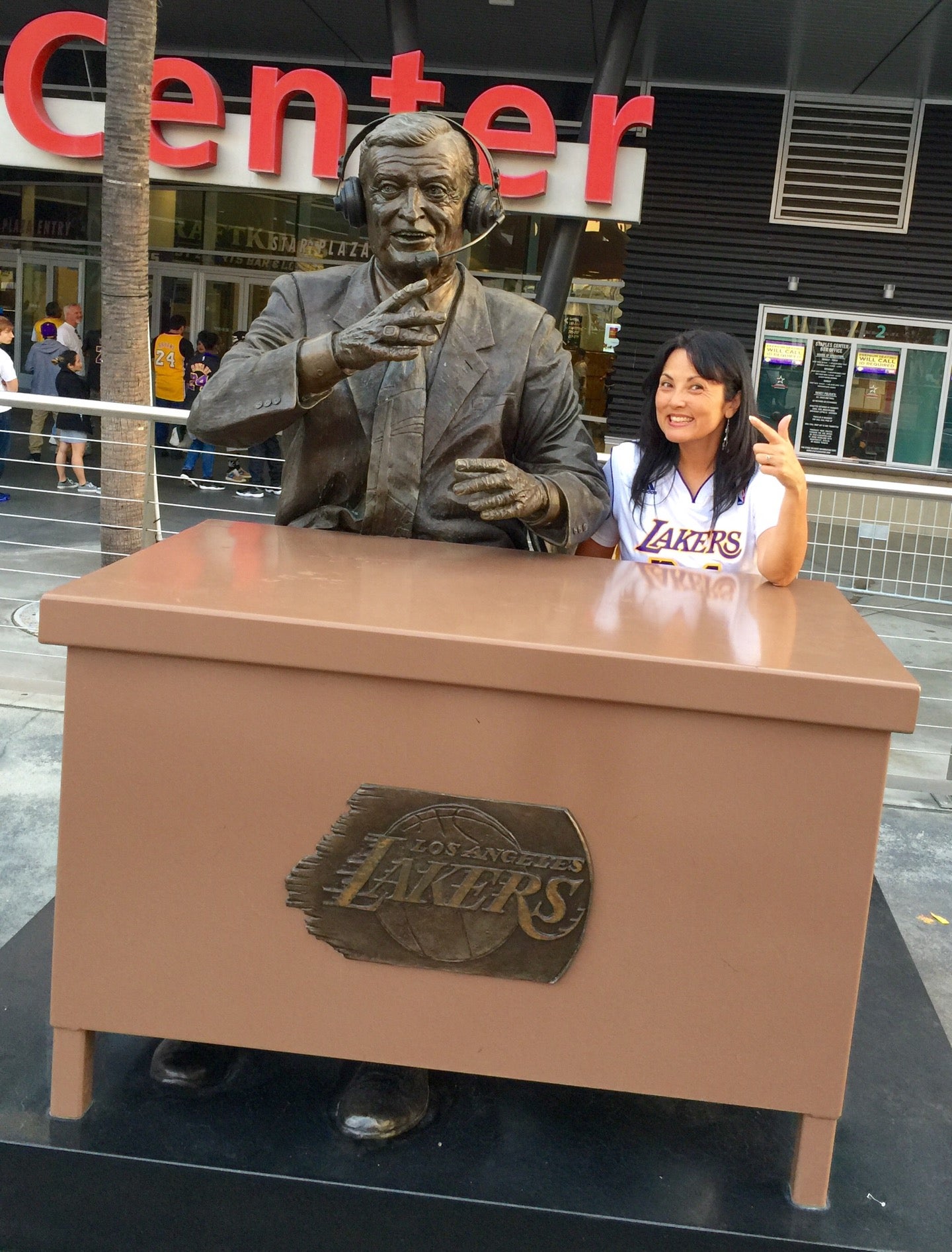 Chick Hearn Statue, Chick Hearn Ct, Los Angeles, CA - MapQuest