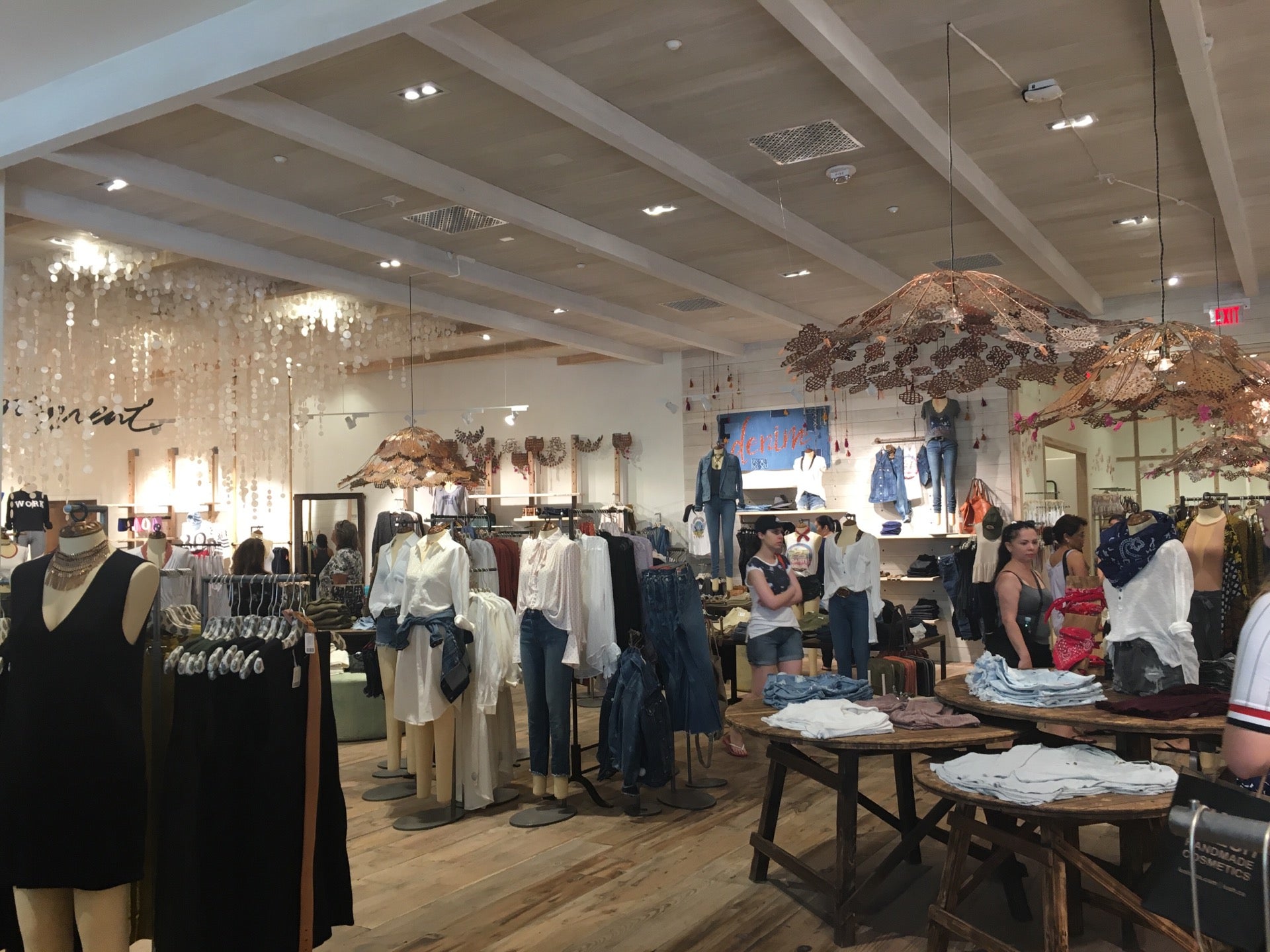 Free People Store Wallpaper