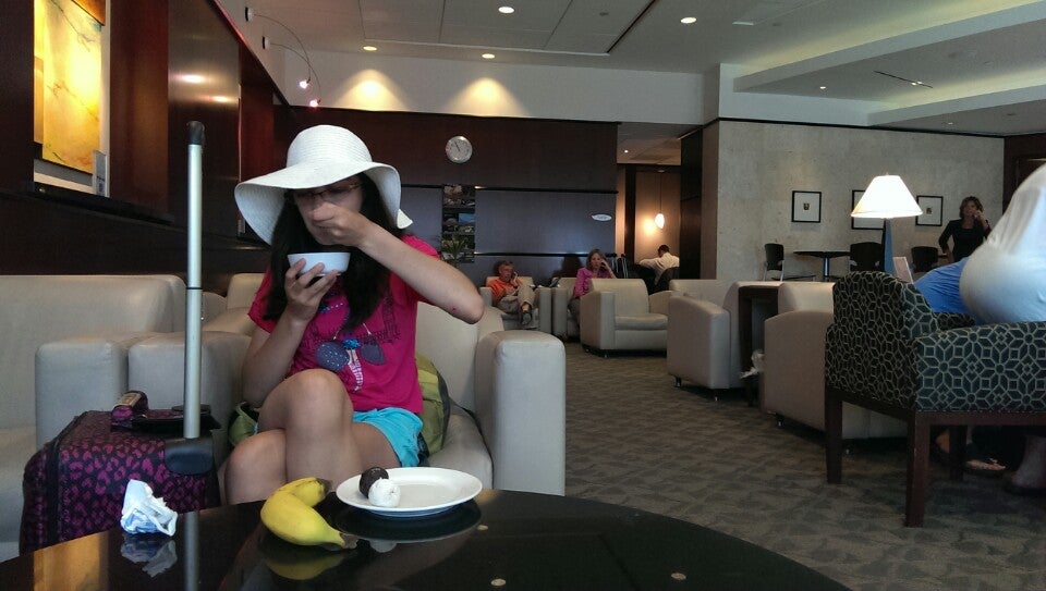 United Club, 100 Terminal Dr Terminal 1 Concourse C Gate C1, Fort ...