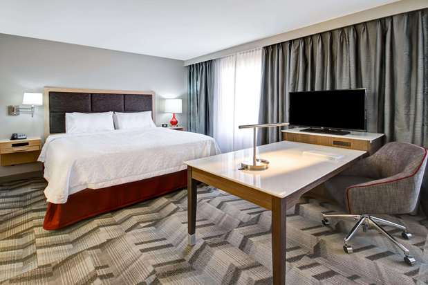 Hampton Inn & Suites by Hilton Medicine Hat, 2510 Boxsprings Blvd ...