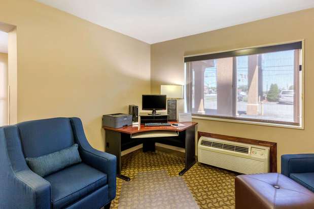 Comfort Inn Red Horse Frederick, 998 W Patrick St, Frederick, Maryland ...