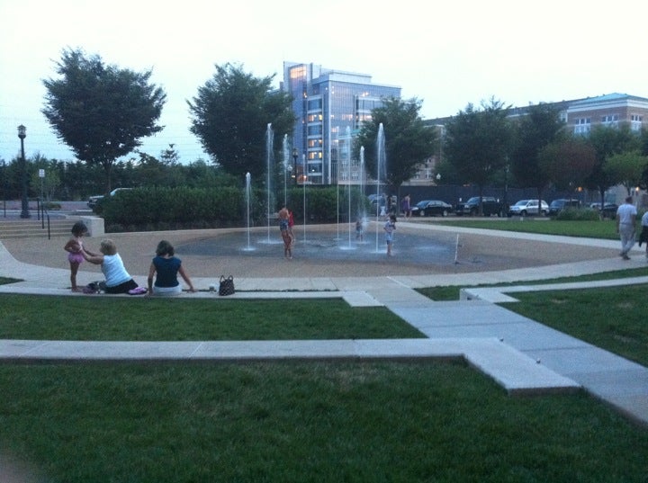 Reston Town Center Fountain 2, Town Sq, Reston, VA, Landmark - MapQuest
