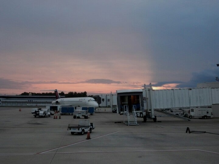 Fayetteville Regional/Grannis Field (FAY), 400 Airport Rd, PO Box 64218 ...