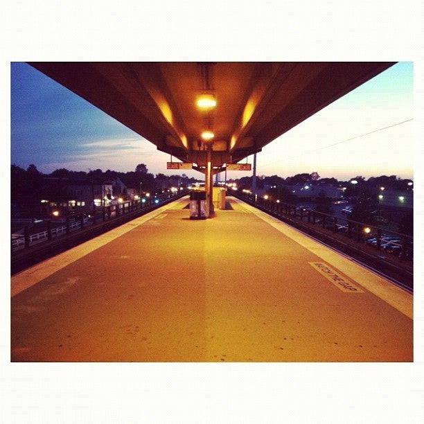 LIRR Lindenhurst Station, E Hoffman Ave, Lindenhurst, NY - MapQuest