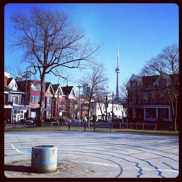 Bellevue Square, Btwn Bellevue & Augusta Ave, Toronto, ON - MapQuest